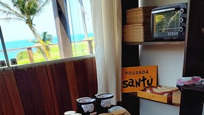Um buffet de café da manhã com diversos alimentos e vista para o oceano.