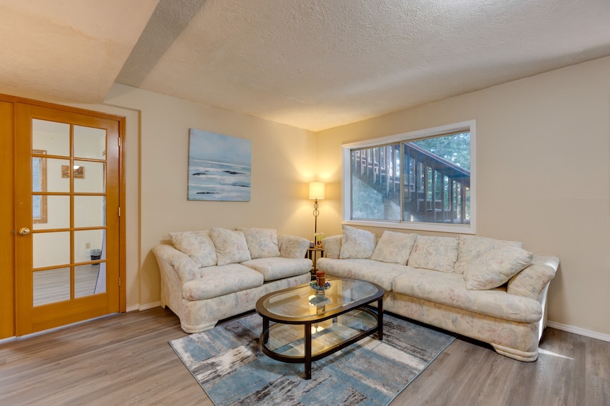 Oregon Jade Lodging: Specious Two Bedroom, Ev Charger, Green Space - Happy Valley, OR