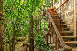 Quarto premium (Jungle Bungalow King) | Frigobar, cofres nos quartos, escrivaninha