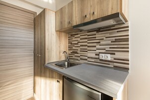 Minifrigorífico, uma placa de cozinha, uma chaleira elétrica 