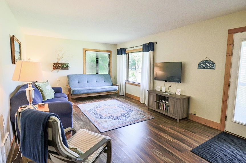 Firefly Cottage Enjoy Views Of Glen Lake - Glen Arbor, MI
