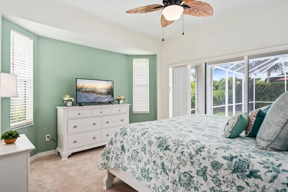 Picturesque Island Retreat ~Screened-in Lanai W/ Pool; Central Location W/beach Gear & Wifi - Marco Island, FL