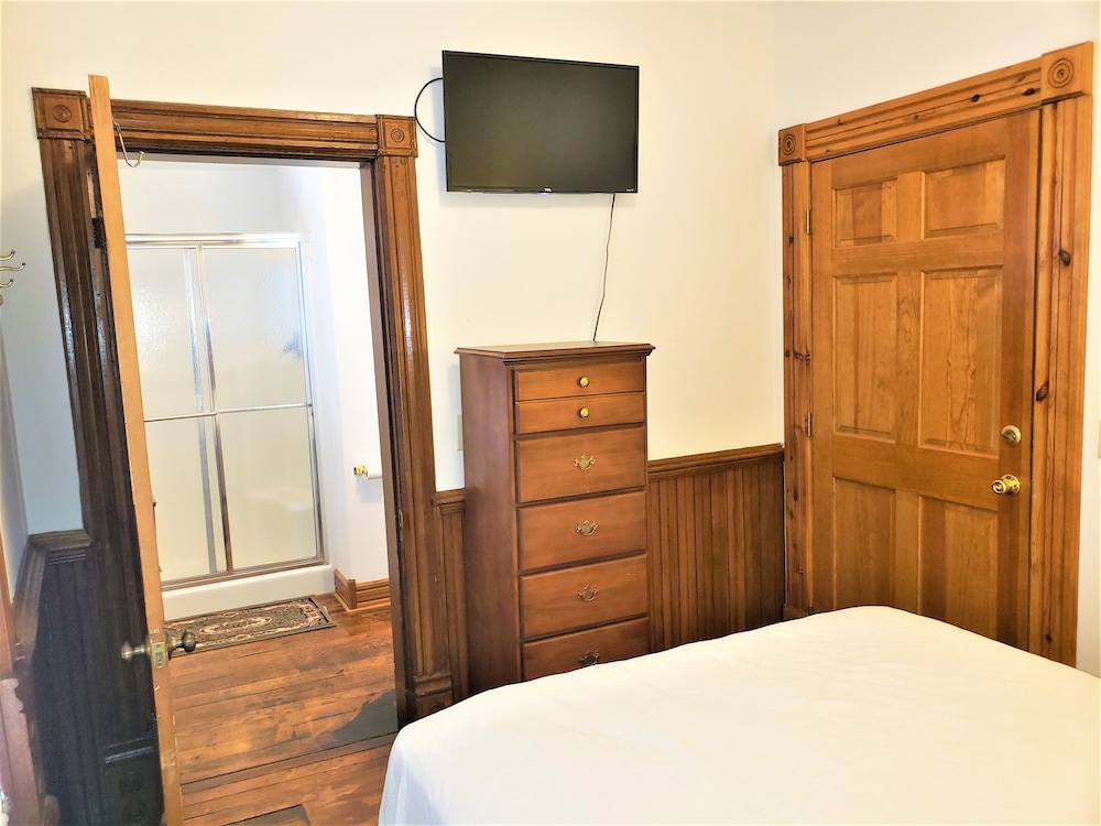 Historic Hardware Inn With River Views: Suite 200 - Ohio
