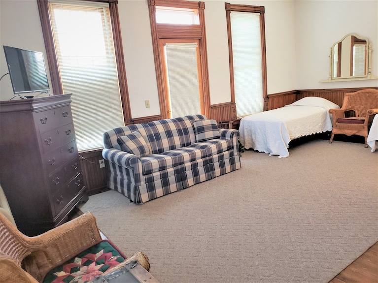 Historic Hardware Inn With River Views: Suite 103 - Ohio