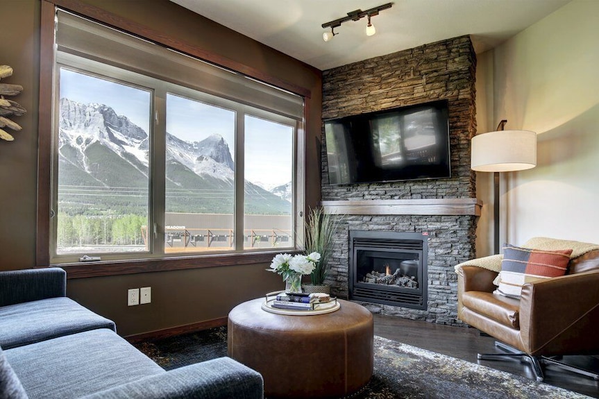 Stoneridge 303 | Heated Outdoor Pool & Hot Tub - Alberta