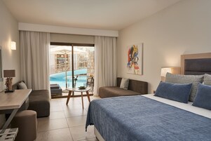 Premium Double Room with Direct Pool Access | Cofre no quarto, secretária, cortinas/cortinados opacos