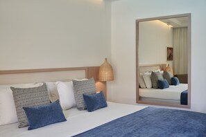 Quarto casal premium (Swim Up) | Cofres nos quartos, escrivaninha, cortinas blackout