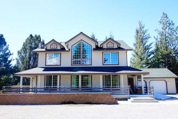 Mt Shastajacuzzimt Views4 Acresbrand New Interior Decor - Mount Shasta, CA