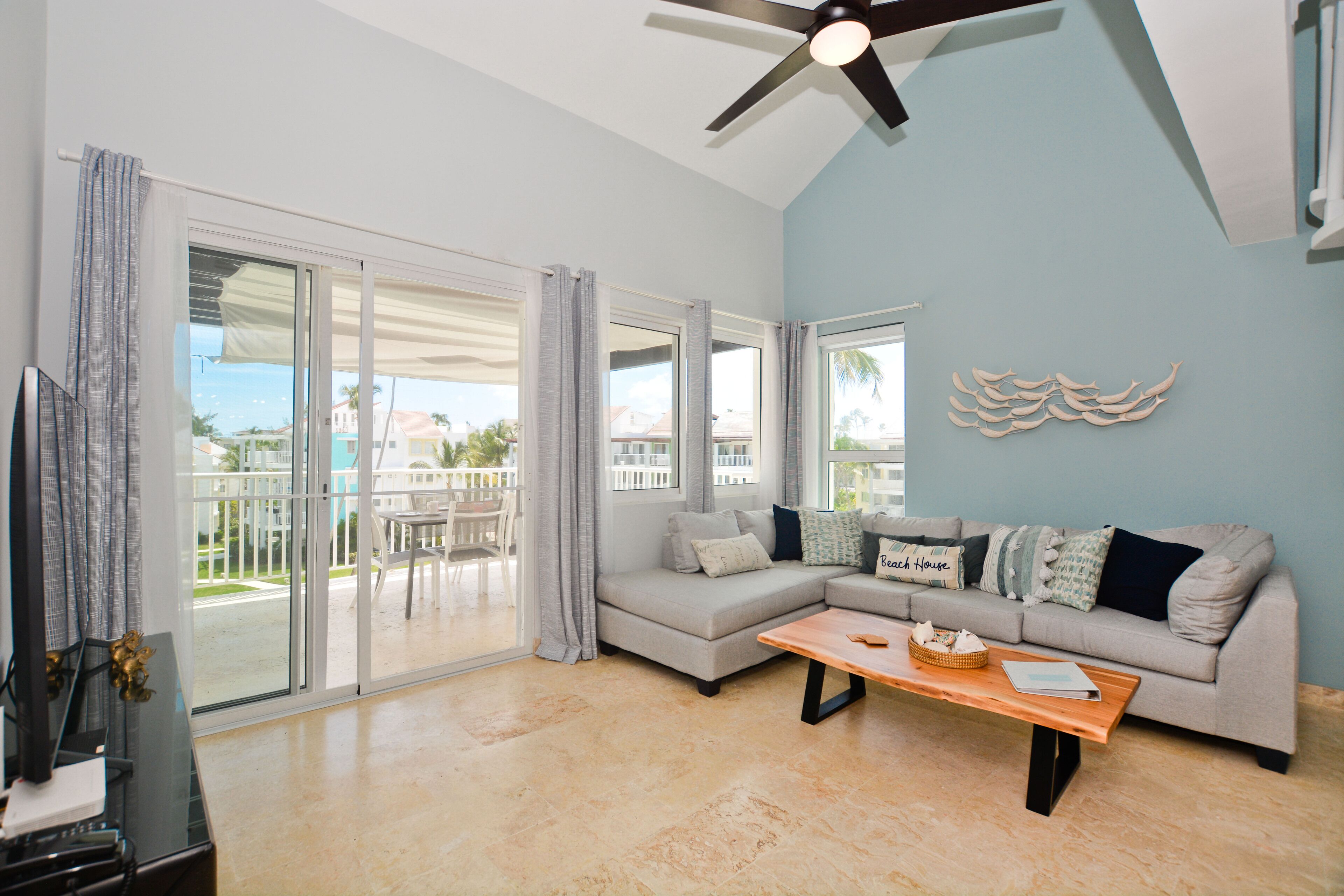 Playa Turquesa E-401 Premier Beachfront Ocean View Penthouse/50mbps Wifi - Punta Cana