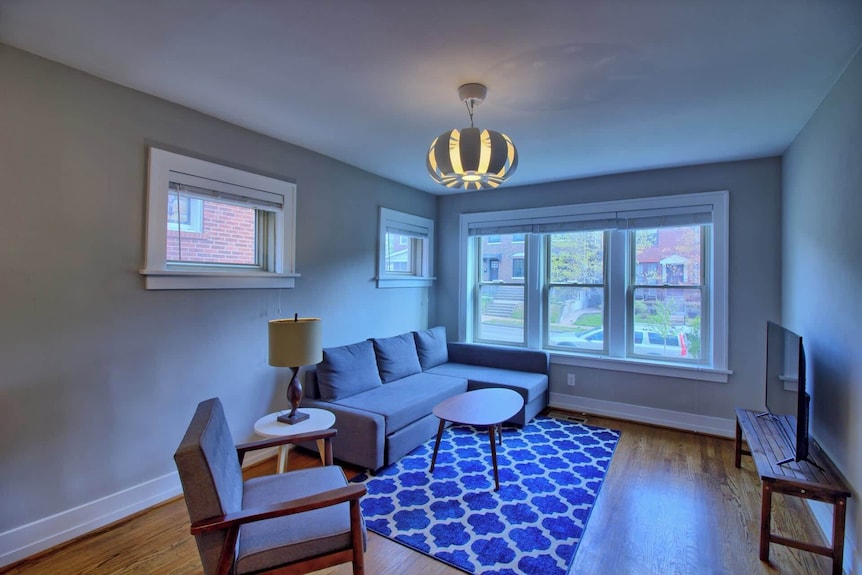 Elegant Minimalist Gem W/ Private Backyard, W/d - 聖路易斯