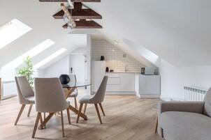 Um apartamento loft moderno com área de refeições, cozinha e sala de estar.
