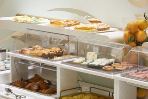 Café da manhã continental todos os dias mediante uma taxa