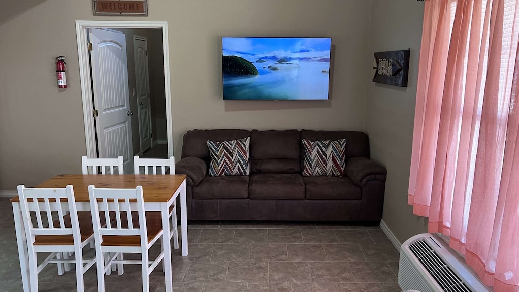 Hunter's Ridge Cabins - 5 - Concan, TX