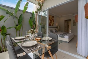 Villa Superior, 2 quartos, piscina privativa, vista para a piscina | Refeições no quarto