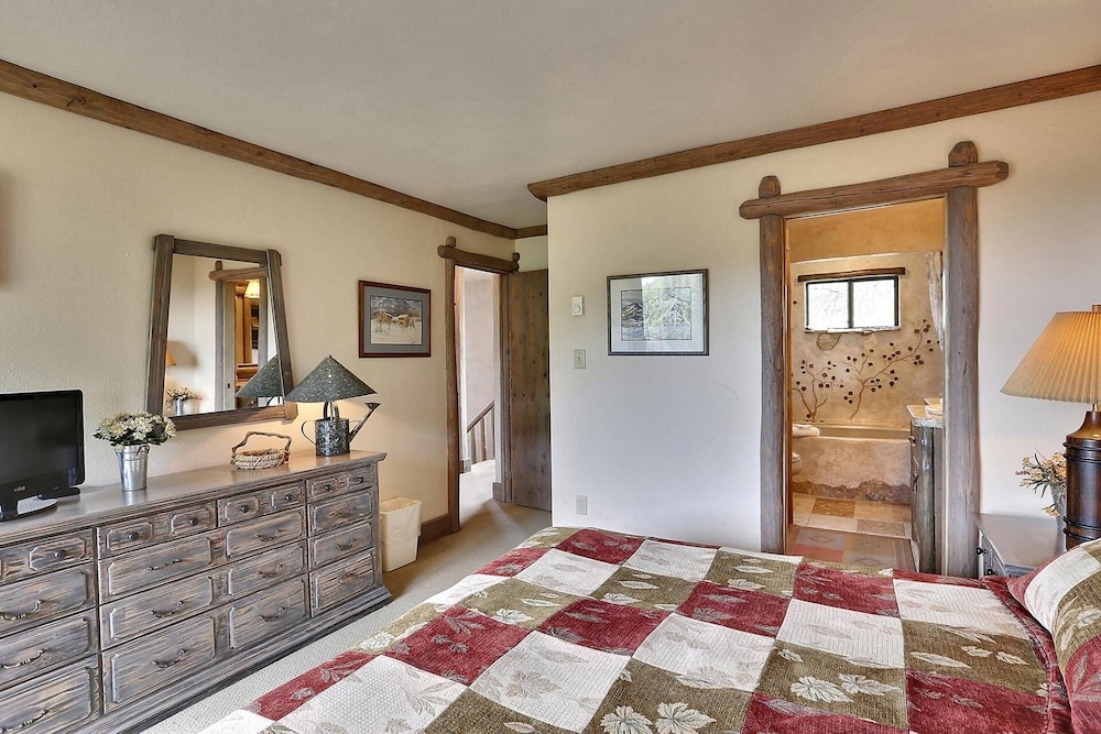 Hike In & Out! Th W/unbelievable Views-heated Pool-hot Tub-gym-deck-covered Parking - Steamboat Springs