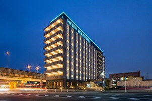 Fachada da propriedade à noite