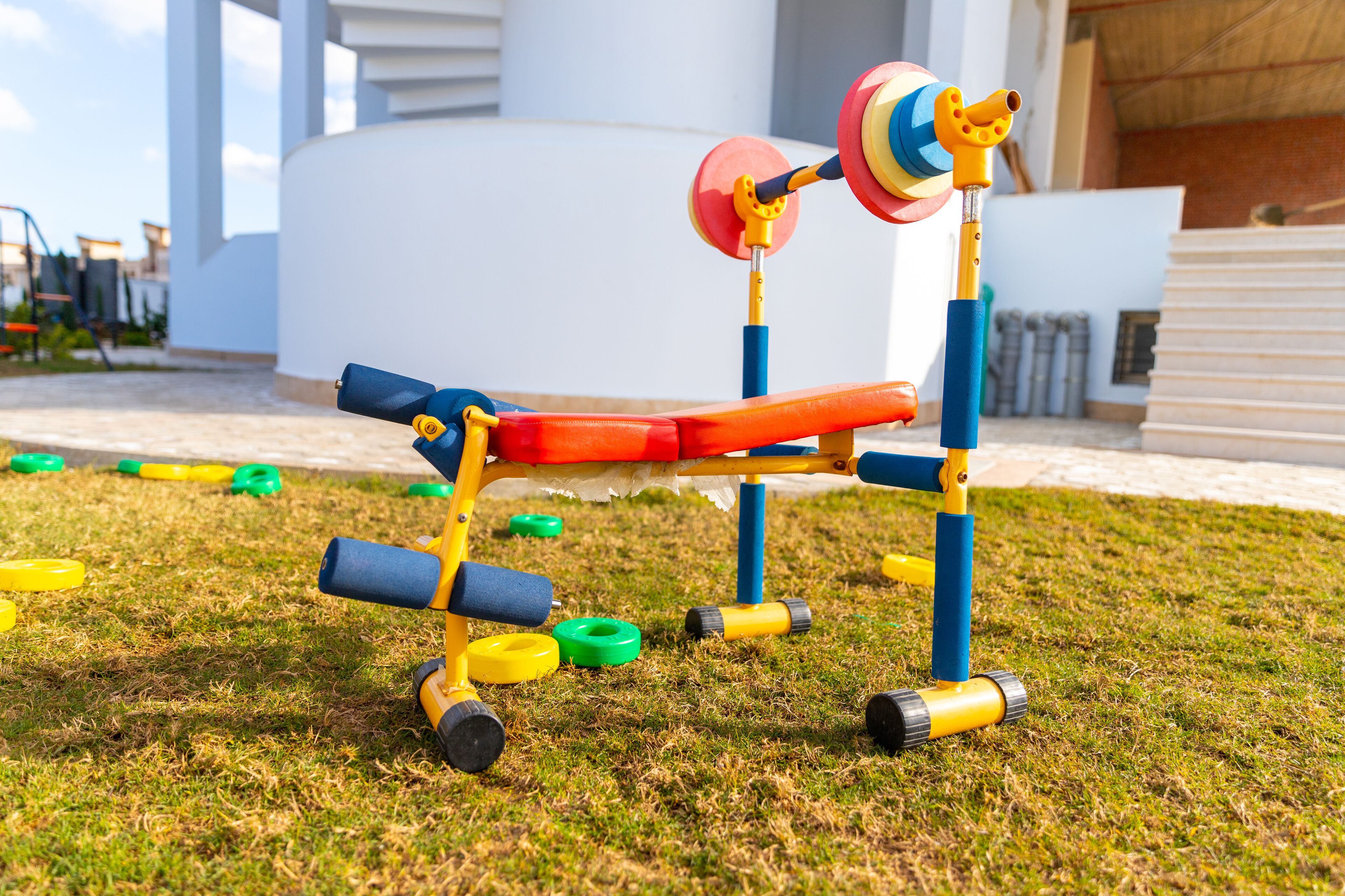 Um conjunto de equipamentos de exercícios infantis em um gramado.