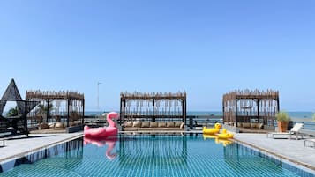 Piscina externa, funciona das 9h às 19h, guarda-sóis, espreguiçadeiras