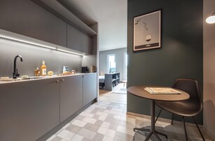 Apartamento Standard, 1 cama queen-size, cozinha (Full Kitchen, Medium) | Kitchenette privada | Uma máquina de café expresso, uma cafeteira/bule, uma placa de cozinha