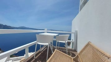 Senior Suite with Outdoor Cave Hot Tub | Terraço/pátio interior
