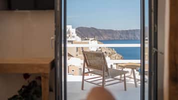 Honeymoon Suite with Outdoor Hot Tub | 1 quarto, cofres nos quartos, cortinas blackout, quartos à prova de som