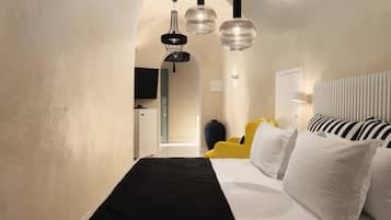 Senior Suite with Outdoor Cave Hot Tub | 1 quarto, cofres nos quartos, cortinas blackout, quartos à prova de som