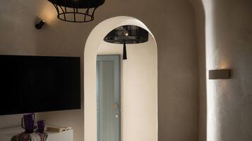 Senior Suite with Outdoor Cave Hot Tub | 1 quarto, cofres nos quartos, cortinas blackout, quartos à prova de som