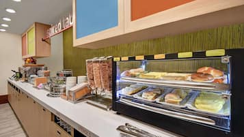 Café da manhã com buffet grátis todos os dias