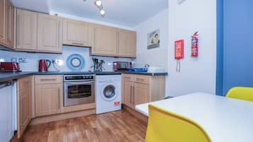 Apartamento | Cozinha privada | Geladeira, micro-ondas, fogão, cooktop