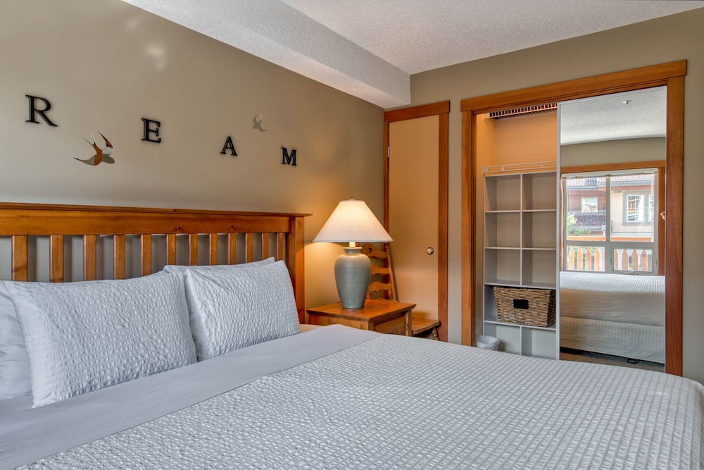 Cozy Haven In The Heart Of Sun Peaks Village - British Columbia