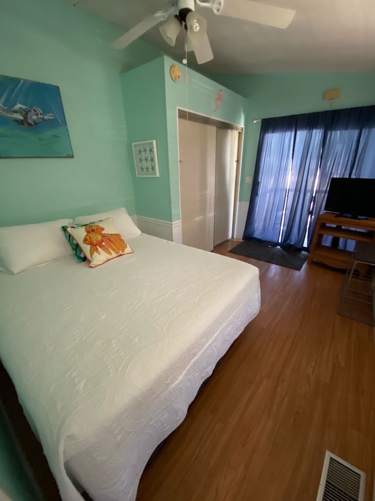 Relaxing And Inviting Home In Gated Community - Big Pine Key, FL