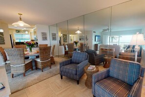 Apartamento em Condomínio Fechado (Sea Village Gulf Views 2nd Floor Cond) | Sala