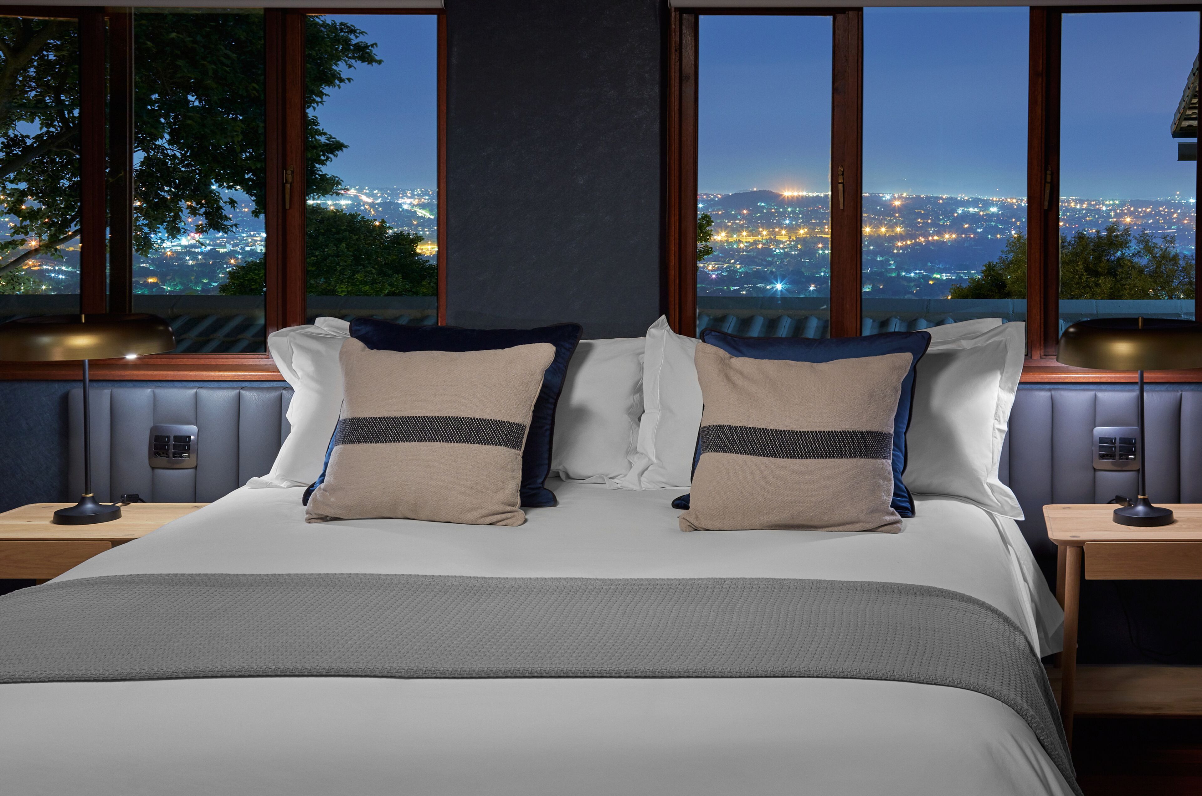 Quarto Duplo ou Twin Panorâmico, Vista para a cidade, junto à montanha | Lençóis de algodão egípcio, roupa de alta qualidade, edredões de penas 