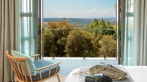 Uma varanda com vista para uma paisagem arborizada.