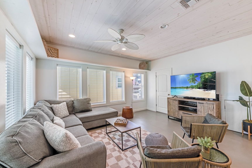 Charming 4br Beach Retreat W/pool - Walk To Shops! - Port Aransas, TX