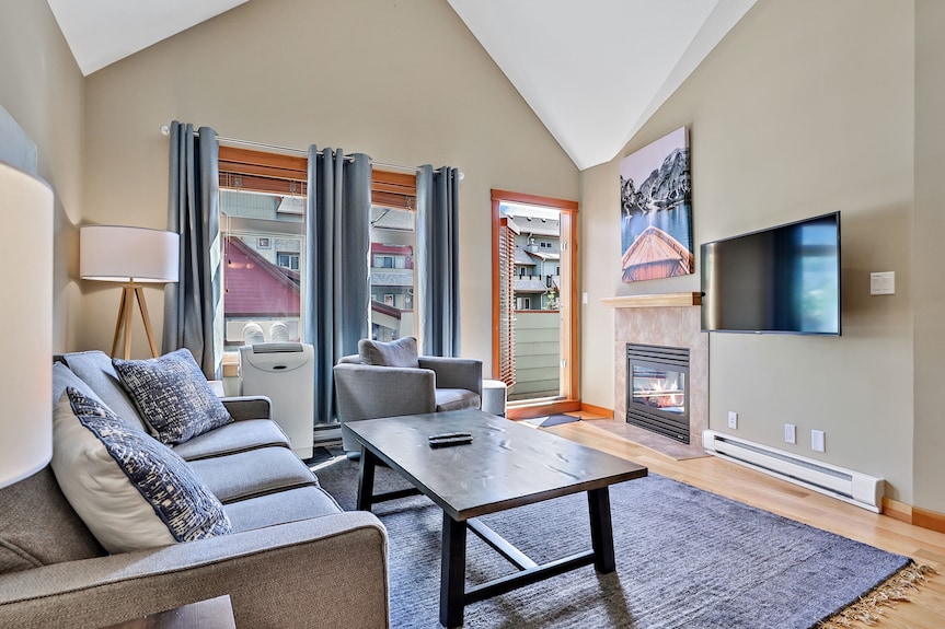 Mountain View Penthouse 2bdrm Loft Suite W Pool And 3 Hot Tubs - Alberta