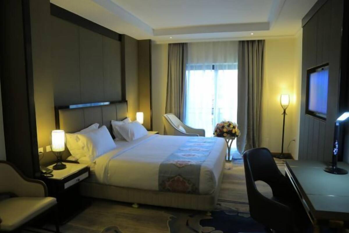 1 quarto, frigobar, escrivaninha, espaço de trabalho para notebook