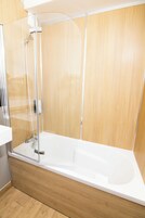 Quarto standard, 1 cama de casal | Banheiro | Chuveiro, produtos de toalete biodegradáveis, secador de cabelo 