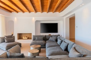 Villa, várias camas | Sala | Televisor de 30 polegadas com canais digitais 