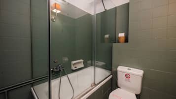 Apartamento, 1 cama queen-size | Casa de banho | Uma banheira, toalhas fornecidas