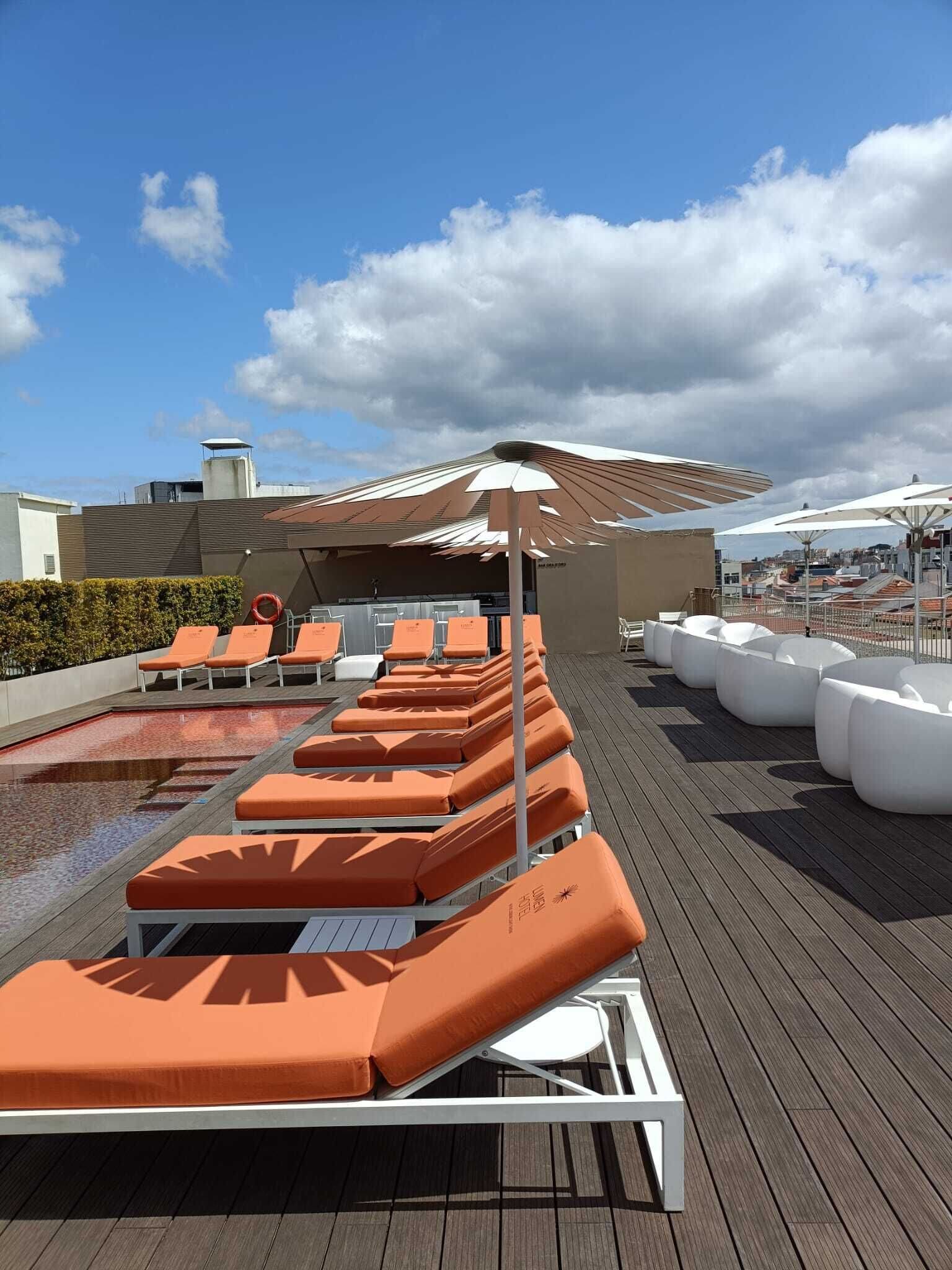 Piscina exterior sazonal, guarda-sóis 