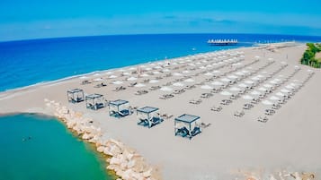 Uma praia privada, bares na praia