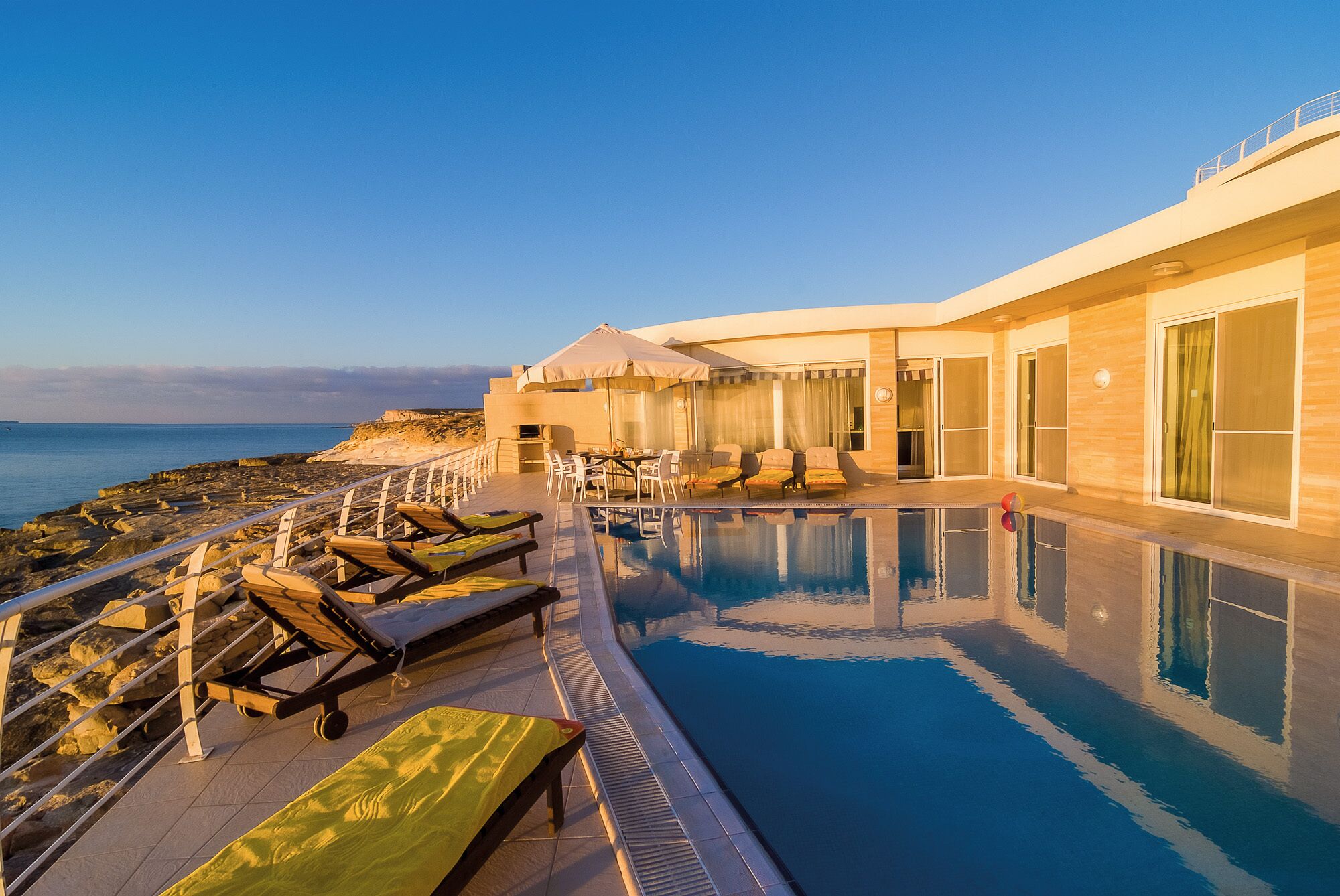 LUXURIOUS Grand 18th C. Country House set in large gardens with pool ...