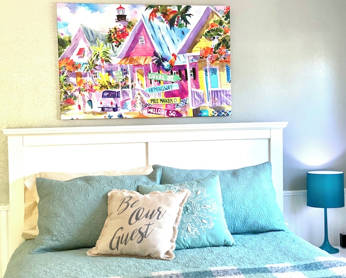 Boutique Studio Apartment Hotel Across From Csu In Old Town Fort Collins! Very Close To Perfect When It Comes To Hotel Suites, The Hemingway Studio At Remington Flats Has A Seaside Breezy Feel And Decor That Promotes Creativity, Spontaneity, And A B - Warren Lake, CO