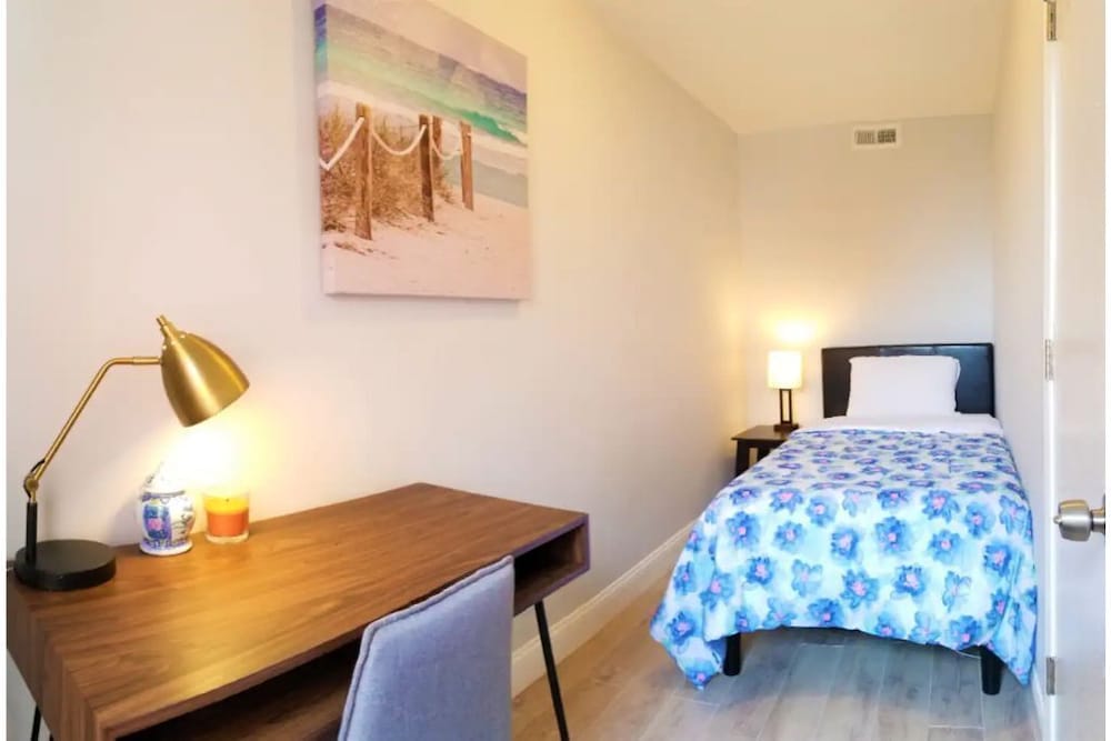 1 #12 - 2 Bedroom / 1 Bath Condo Near Mccormick Place, Wintrust Arena, Chinatown - Grand Boulevard - Chicago