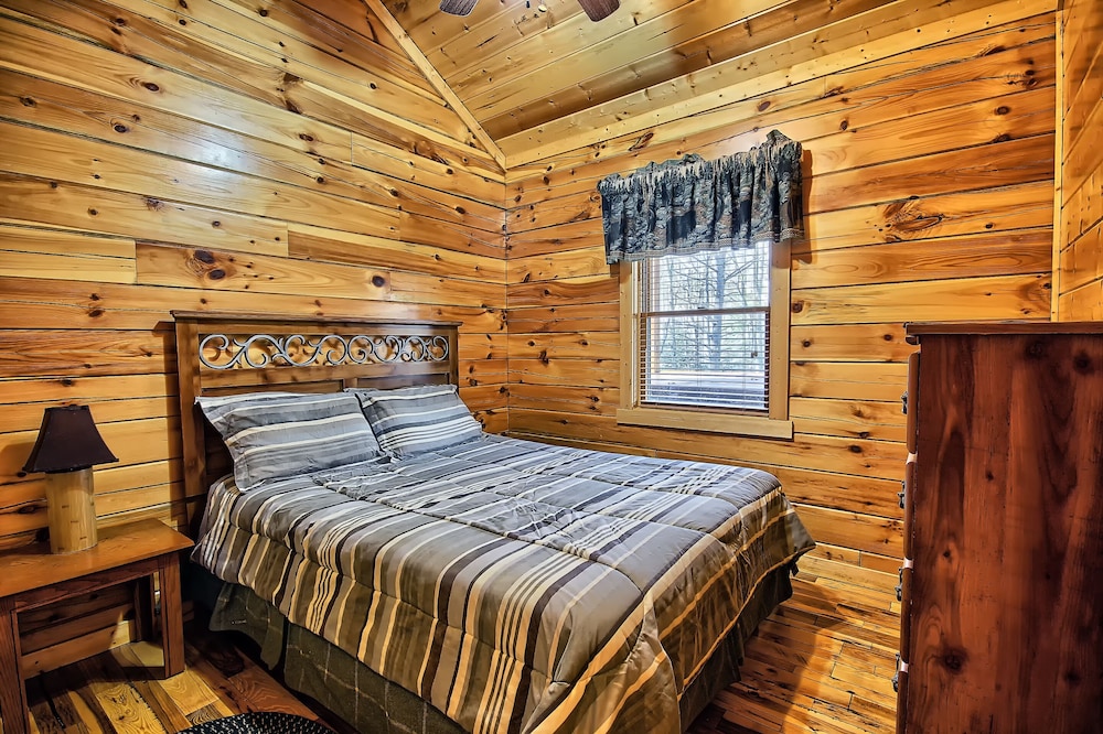 Leaning Tree - Cozy Log Cabin In The Hocking Hills - Hocking Hills State Park, OH