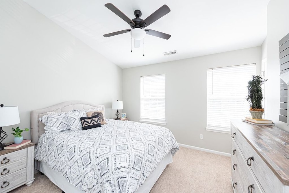 Beautifully Furnished, Raleigh Townhome Retreat - Raleigh, NC