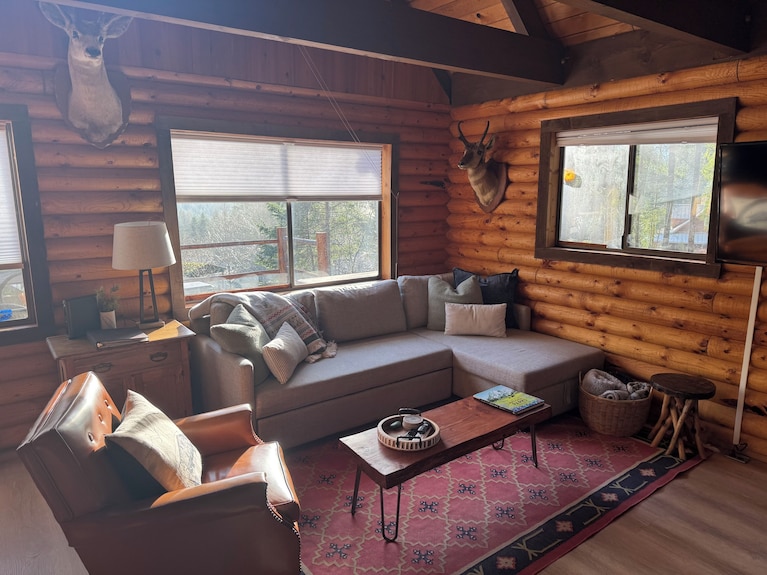 Woolly Bear Log Cabin Mountain Get-away - Packwood, WA