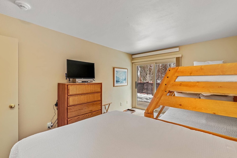 Just Remodeled! Hike/bike In/out Th W/slope Views-heated Pool-hot Tub-gym-tennis-w/d In Unit-deck - Steamboat Springs