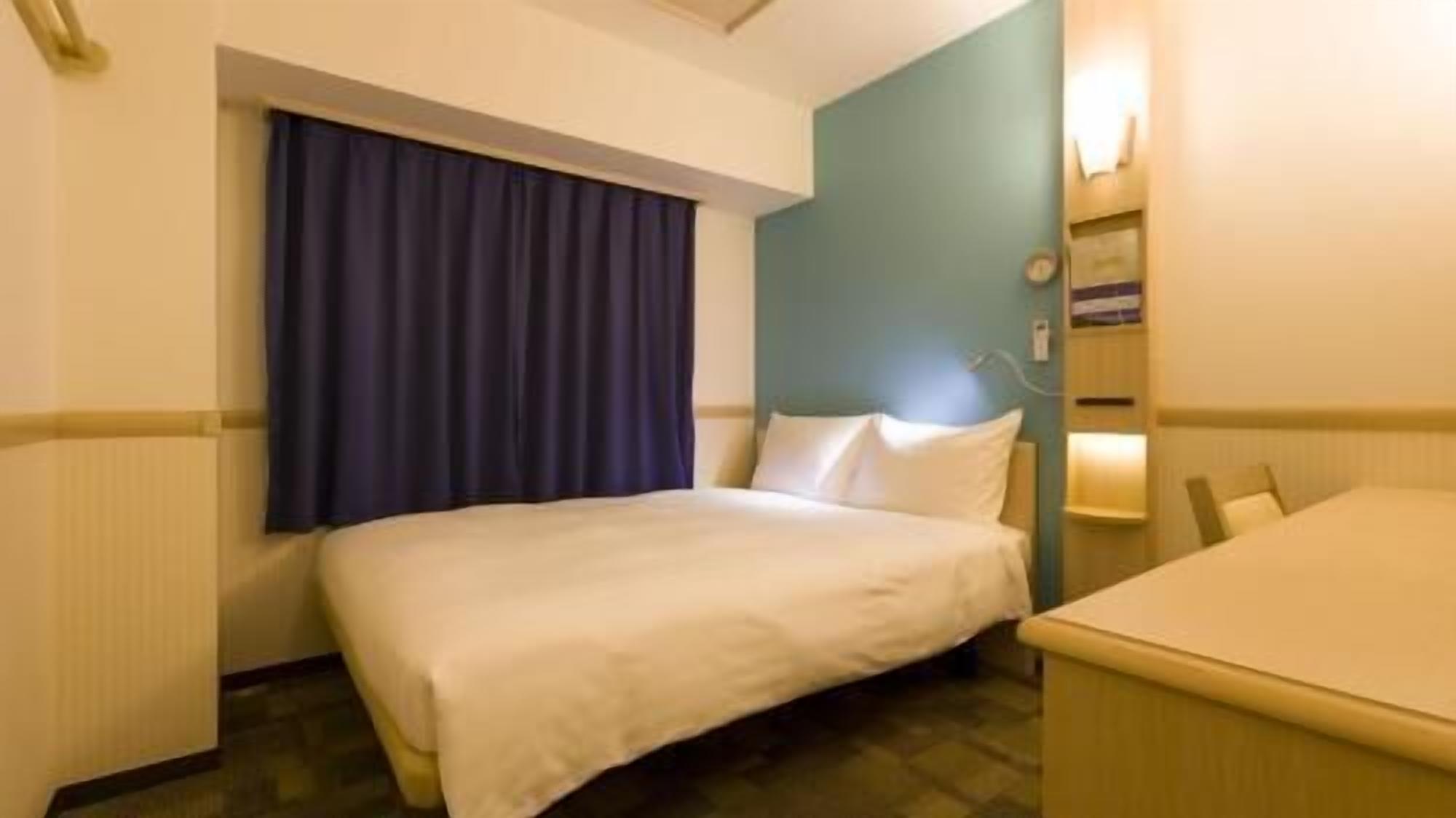 Escrivaninha, Wi-Fi, roupa de cama